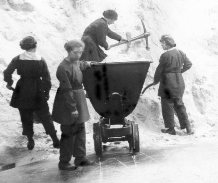 Munitions Workers HM Factory Gretna 1918 | ScotlandsPeople