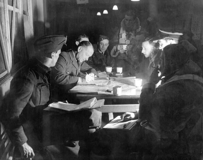 RAF briefing, 1939-1945 | ScotlandsPeople