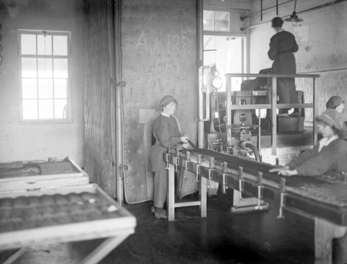 Pressing and packing cordite, HM Factory Gretna, 1918 | ScotlandsPeople