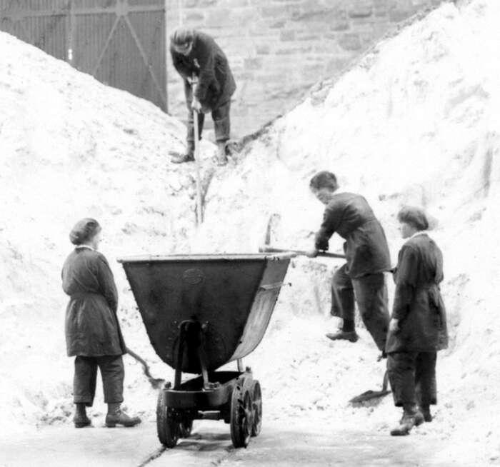 Loading sulphur, HM Factory Gretna, 1918 | ScotlandsPeople