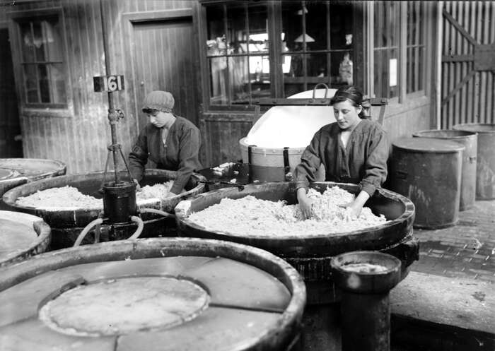Unloading cordite, HM Factory Gretna, 1918 | ScotlandsPeople