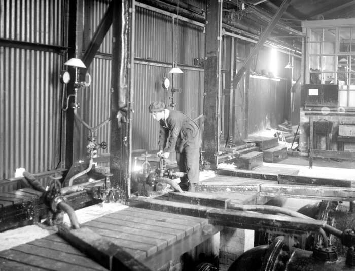Operating valves, HM Factory Gretna, 1918 | ScotlandsPeople