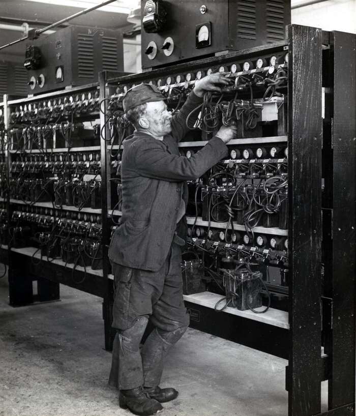 Miner in lamp room | ScotlandsPeople