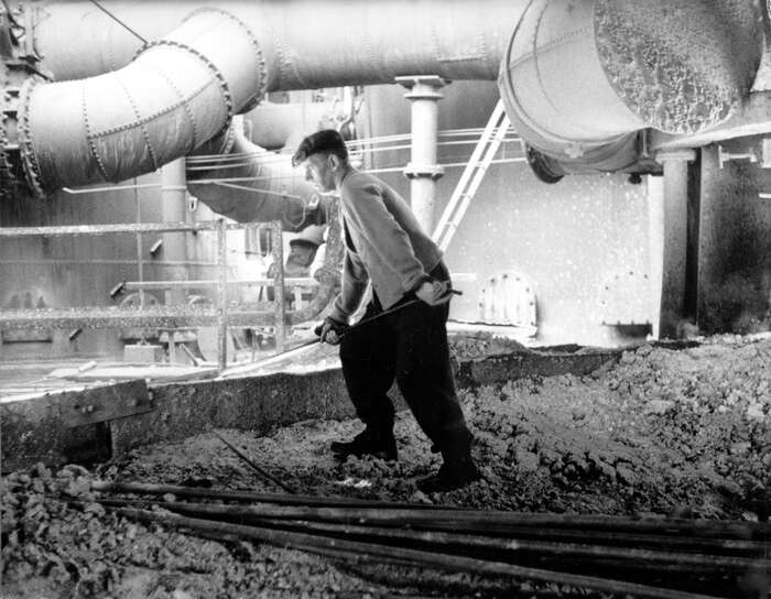 Working sand mould at Carron Works, 20th century | ScotlandsPeople