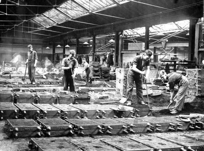 Workmen lining moulds at Carron Works, 20th century | ScotlandsPeople