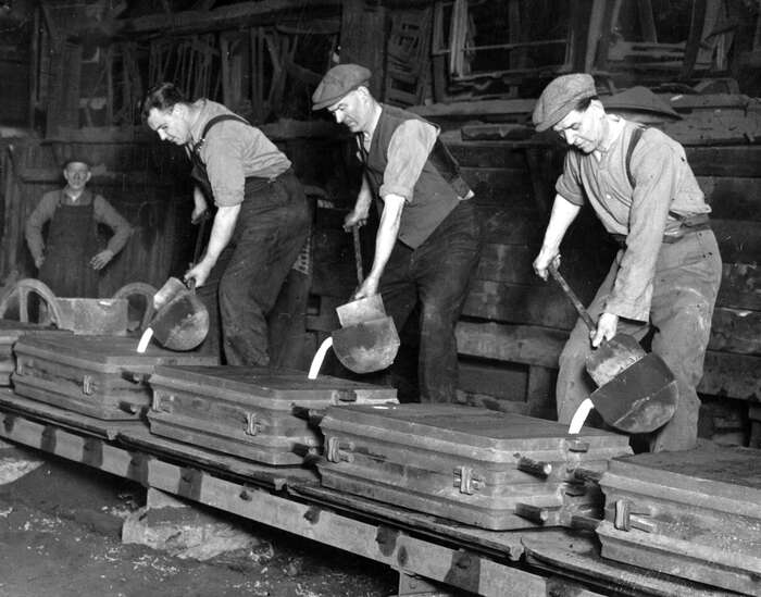 Filling moulds at Carron Works, 20th century | ScotlandsPeople