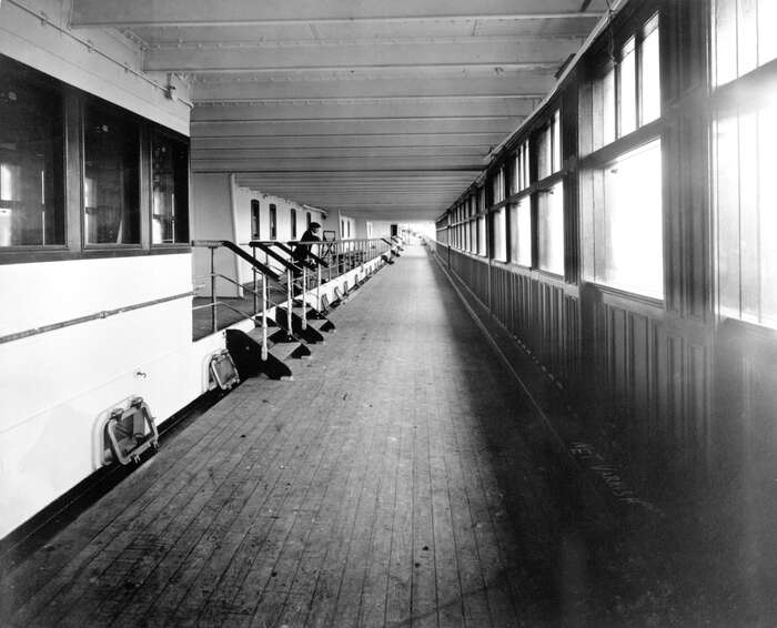 Cunard Line ocean liner RMS Aquitania: view of the 1st Class Promenade ...