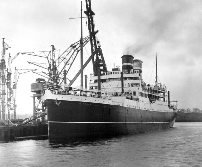 Blue Star Line ocean liner SS Avila Star at the dockside in Clydebank ...