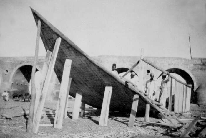 Iraqi shipbuilders building a dhow under Mosul Bridge, Iraq ...
