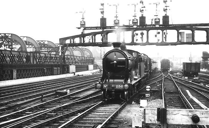 NBR K Class 4-4-0 Locomotive No.256 \"Glen Douglas\" and GWR City Class ...