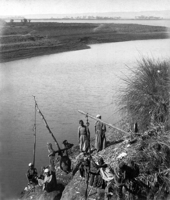 Egyptian farmers extracting water from the Nile to irrigate their ...